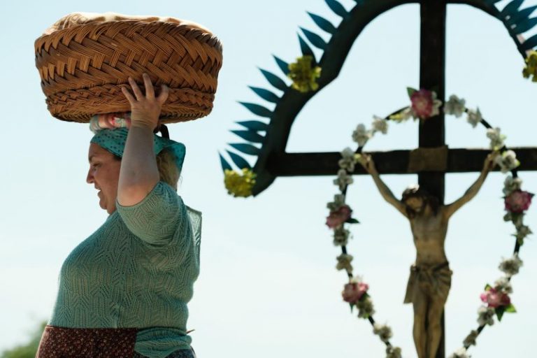 NOSILA JE RUBAC ČRLENI / simpatičan, veseo i razigran film koji će vam ...